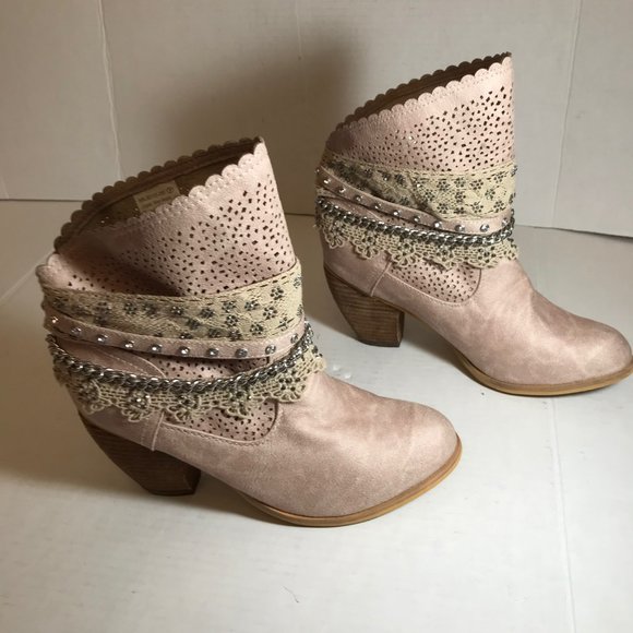 Shoes | Ladies Light Beige Boots Size 8 Lovely Decoration | Poshmark